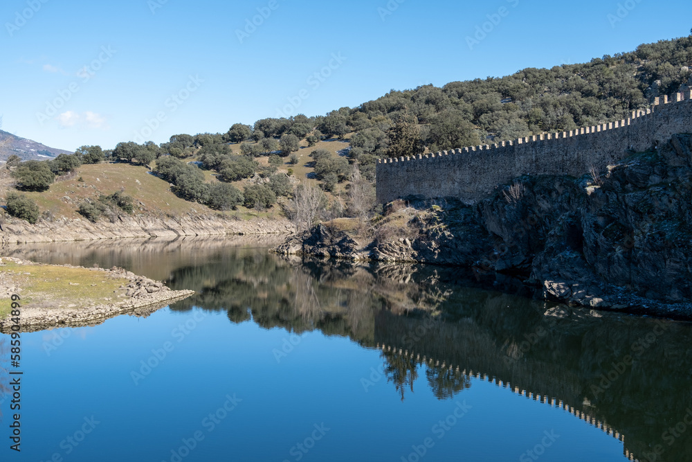 Imagen del río de Lozoya del pueblo madrileño Buitrago de Lozoya con el ...