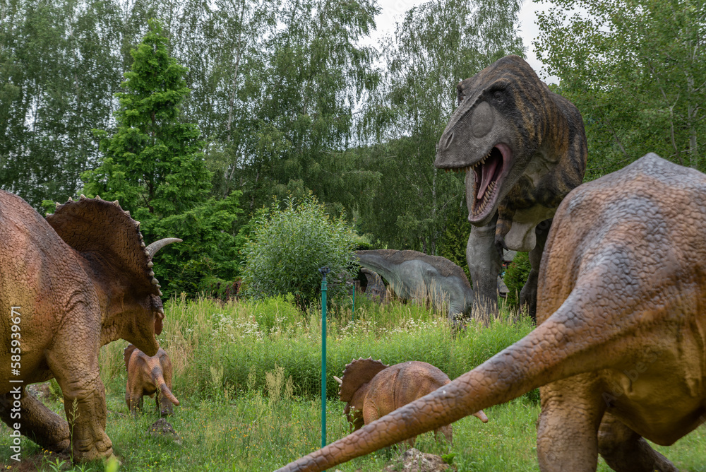 Foto de Baltow, Poland - July 2, 2022: Dinosaurs in the park for ...