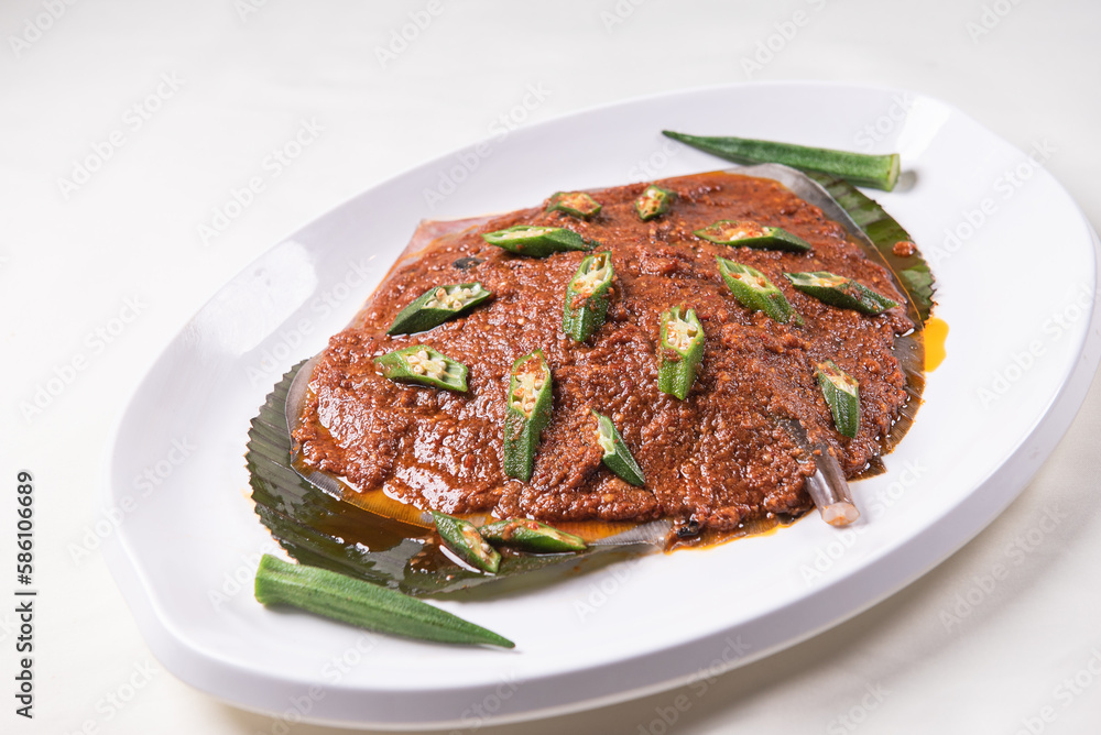 Foto de grilled bbq fresh whole seafood stingray fish with spicy samba ...