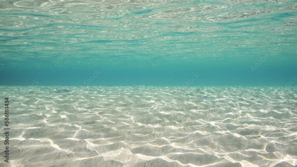 Stockvideo Sandy Shallow Water In Sunburst And Glare On Seabed Sand