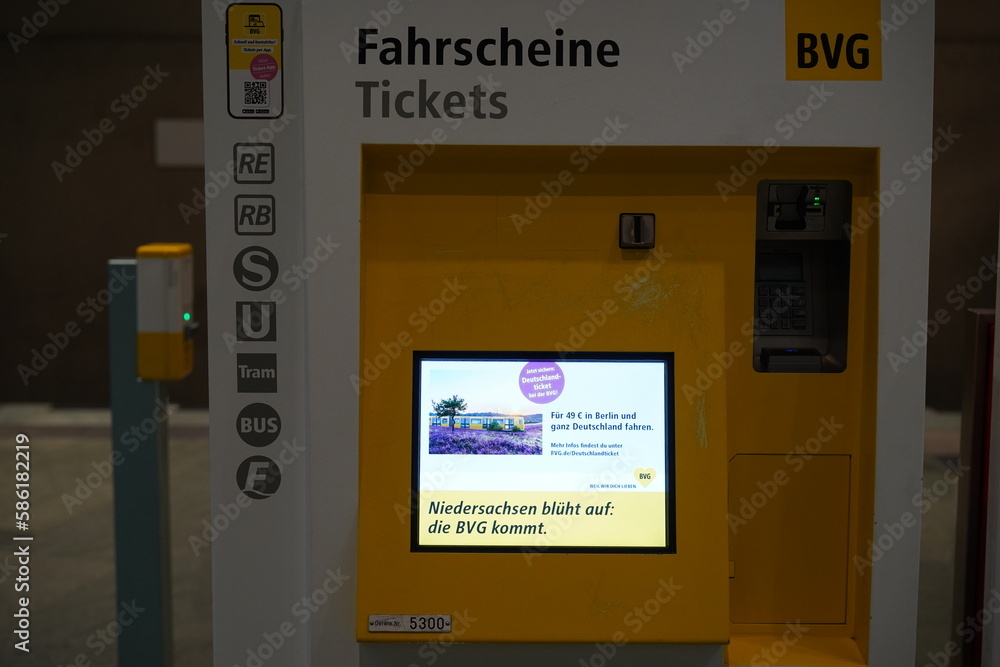 Fahrscheinautomat der BVG mit Werbung für das Deutschlandticket im U ...