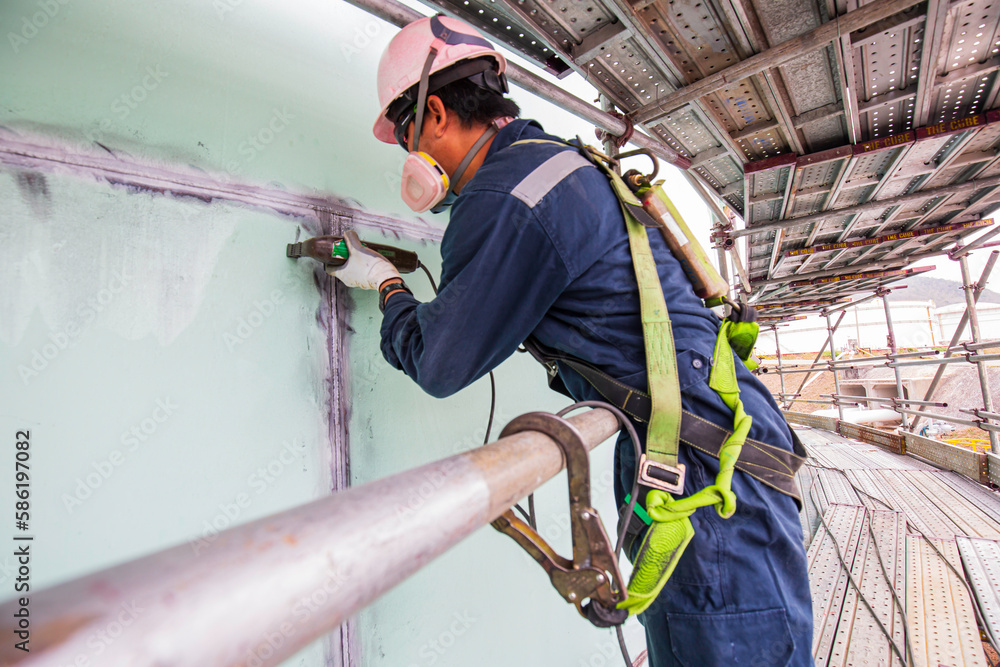 Male worker test steel tank butt weld carbon shell plate of storage ...
