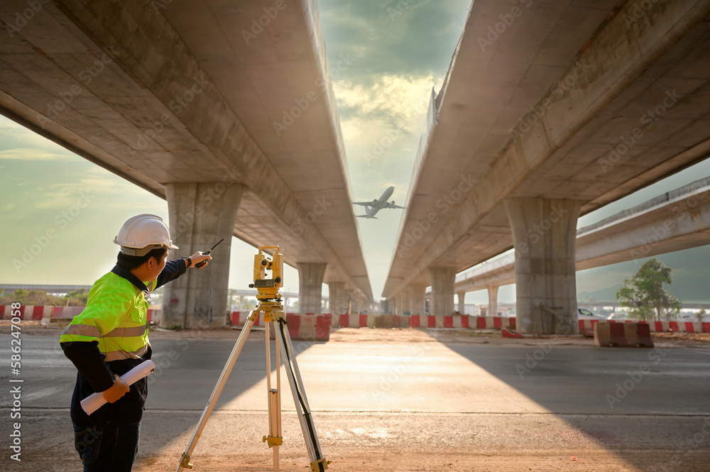 Foto de male survey engineer using a theodolite in the construction of ...