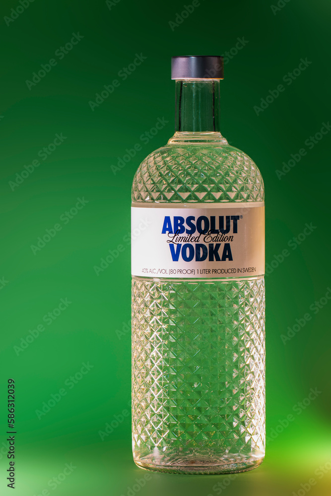 Garrafa de Vodka Absolut, edição especial e fundo verde Stock Photo ...