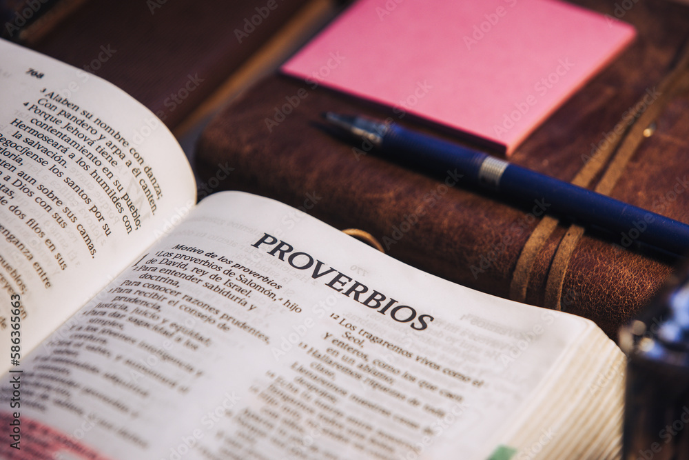 Libro de Proverbios en la biblia foto de Stock | Adobe Stock