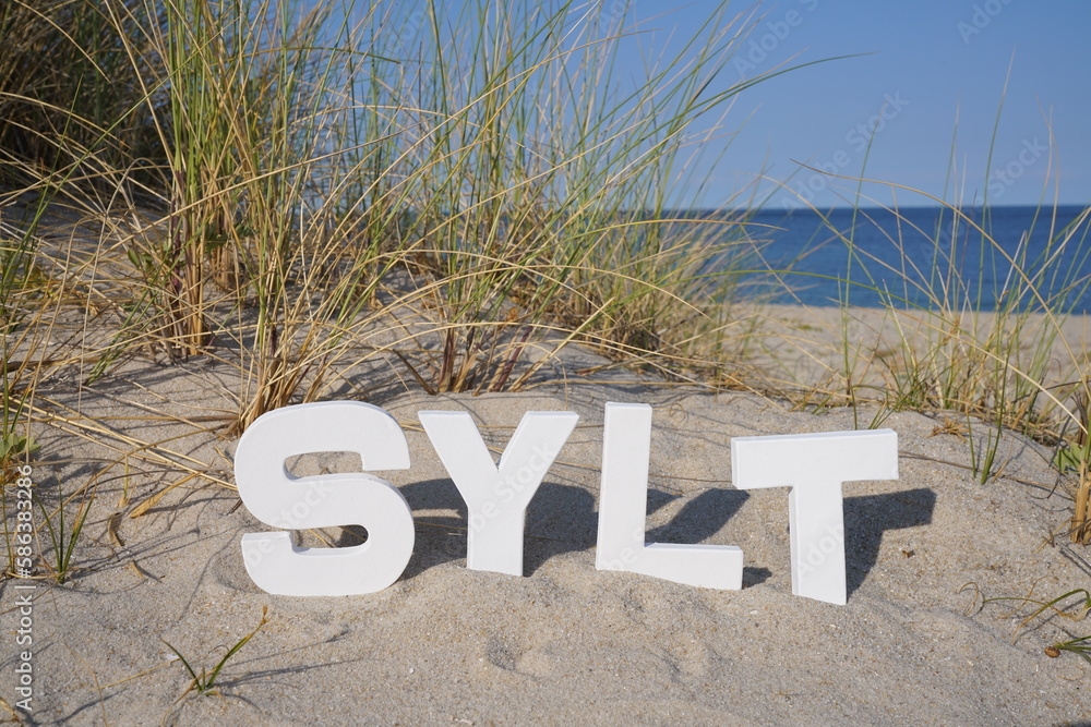 Sylt Schrift am Strand mit Sonne und Dünen Gras Stock-Foto | Adobe Stock