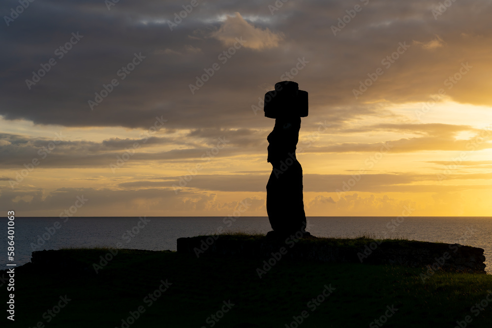 Side view of the moai of Ahu Ko Te Riku with headgear (pukao) and eyes ...