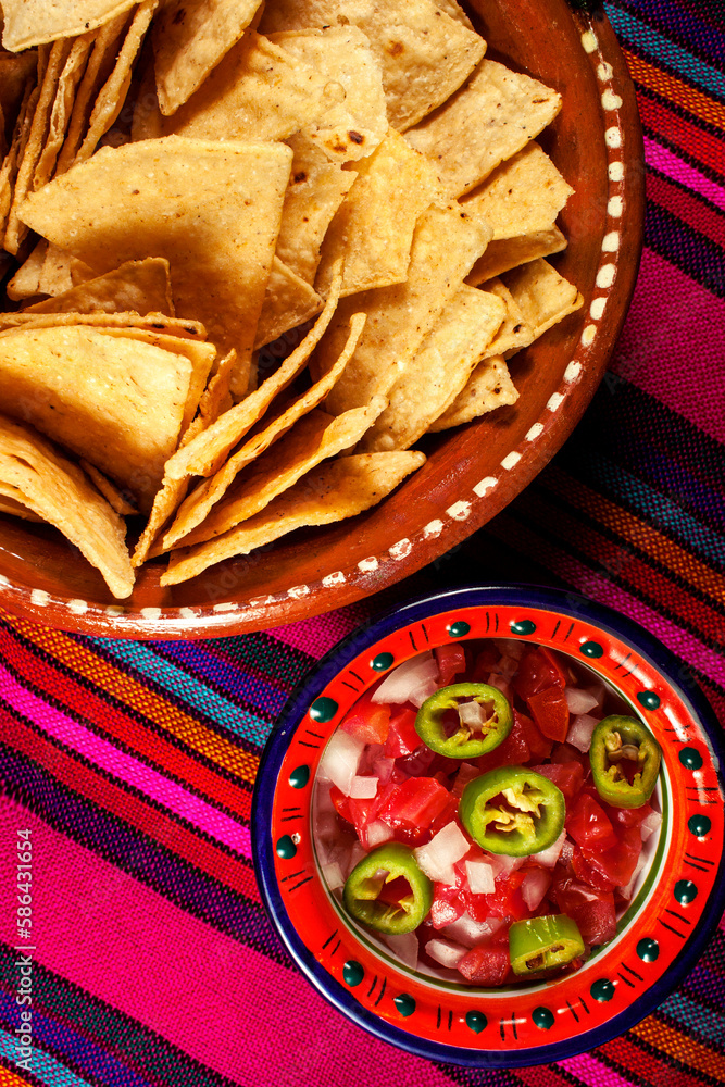 Salsa pico de gallo y totopos. Comida típica mexicana. Stock Photo ...