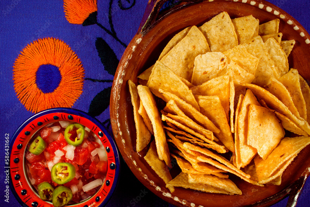 Salsa pico de gallo y totopos. Comida típica mexicana. Stock Photo ...