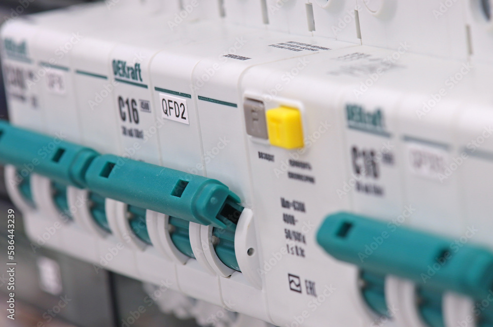 DEKraft automatic current switches for protection of electrical loads ...