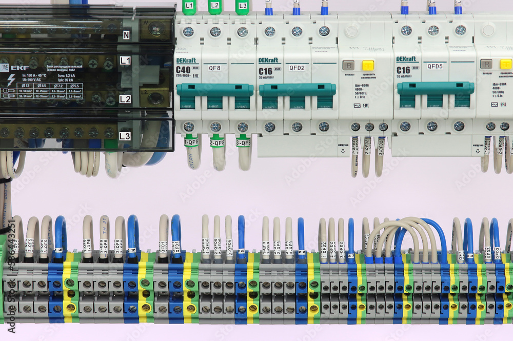 DEKraft automatic current switches for protection of electrical loads ...