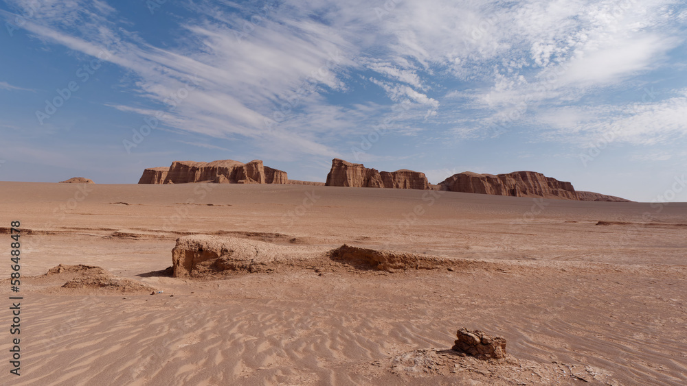 Foto Stock Low-angle view of the beautiful Lut desert and its ...