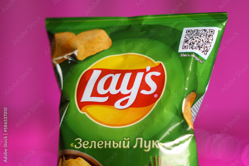 Foto de Tyumen, Russia-January 06, 2023: Lays a popular brand of potato chips. Lays has been ...