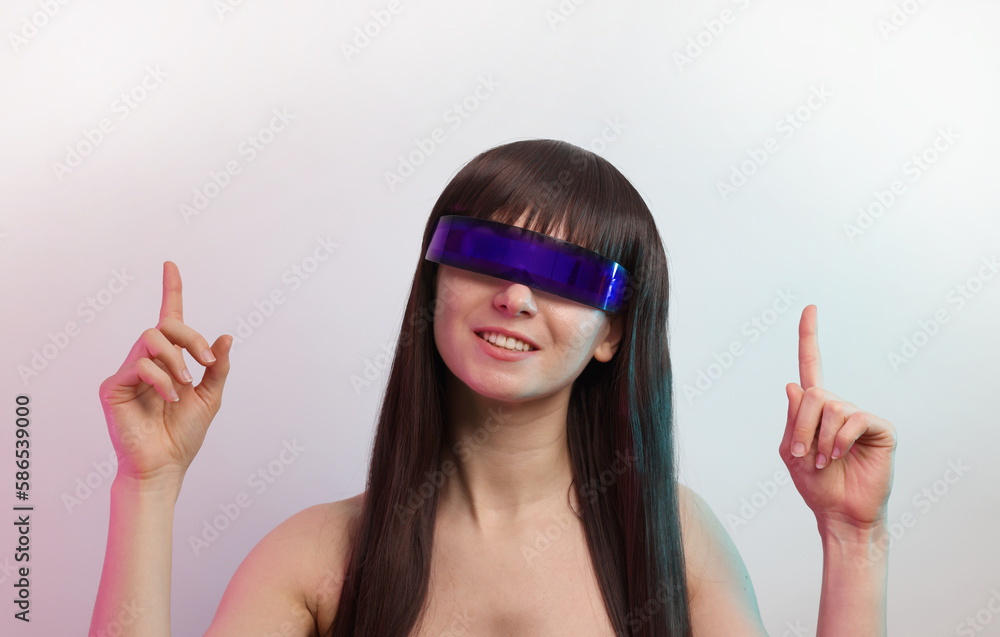 Foto de Beautiful female chatbot with futuristic glasses and bare ...