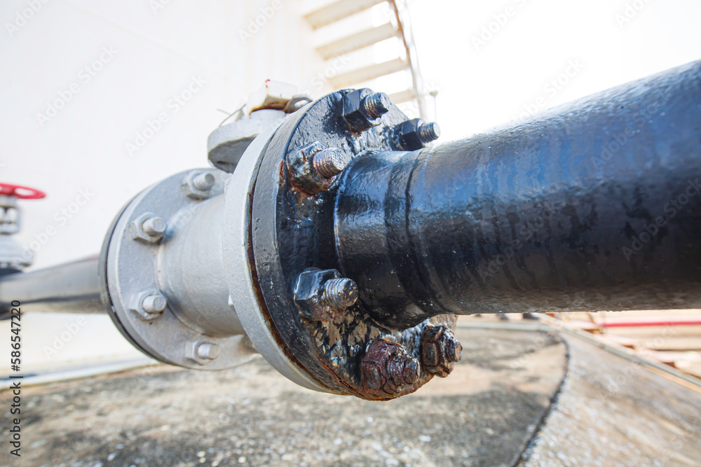 Foto de Rust damage paint and corrosion flange and bolt nut on pipeline ...