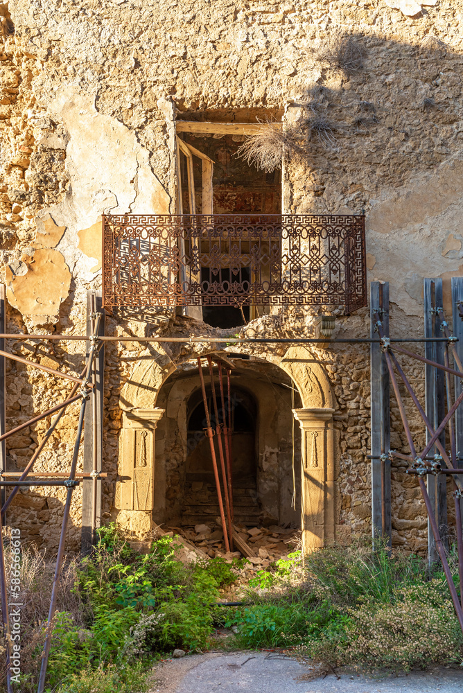 Foto de Ornate railing at the balcony of an abandoned house in the ...