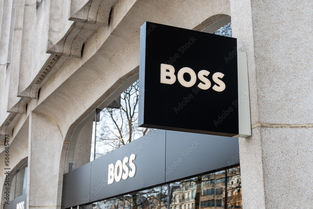 Paris, France - 29 mars 2023: Enseigne commerciale du magasin Hugo Boss ...
