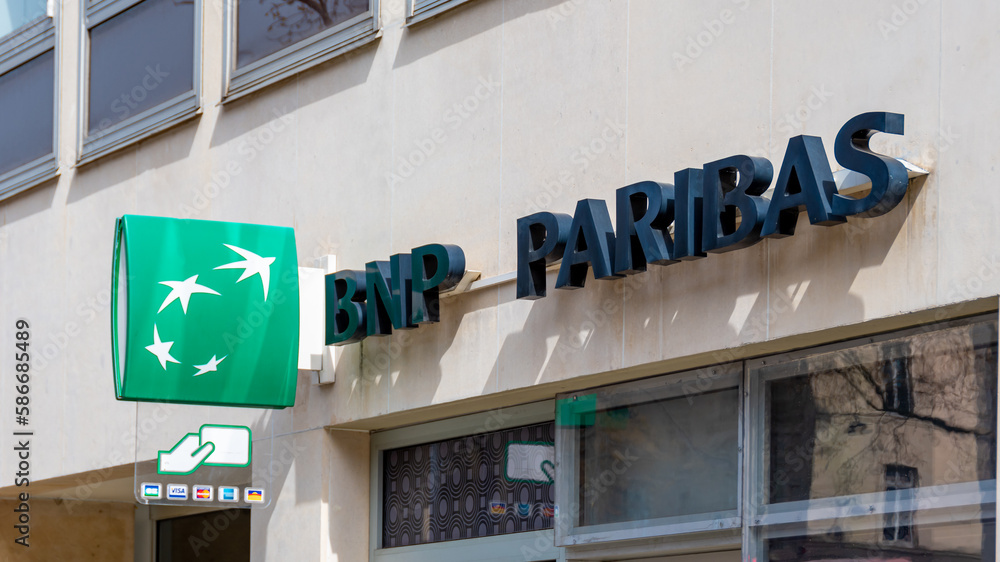 Paris, France - 29 mars 2023: Enseigne et logo de la banque BNP Paribas ...