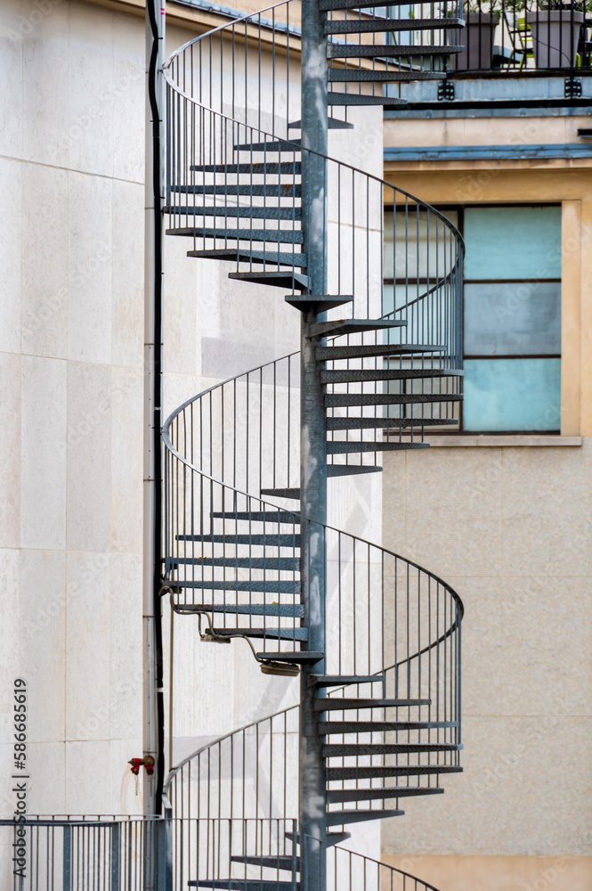 Escalier métallique extérieur d'évacuation incendie en colimaçon ...