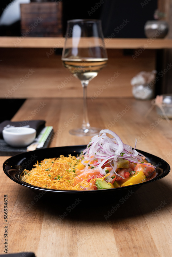 Ceviche peruano con copa de vino blanco de fondo Stock Photo | Adobe Stock