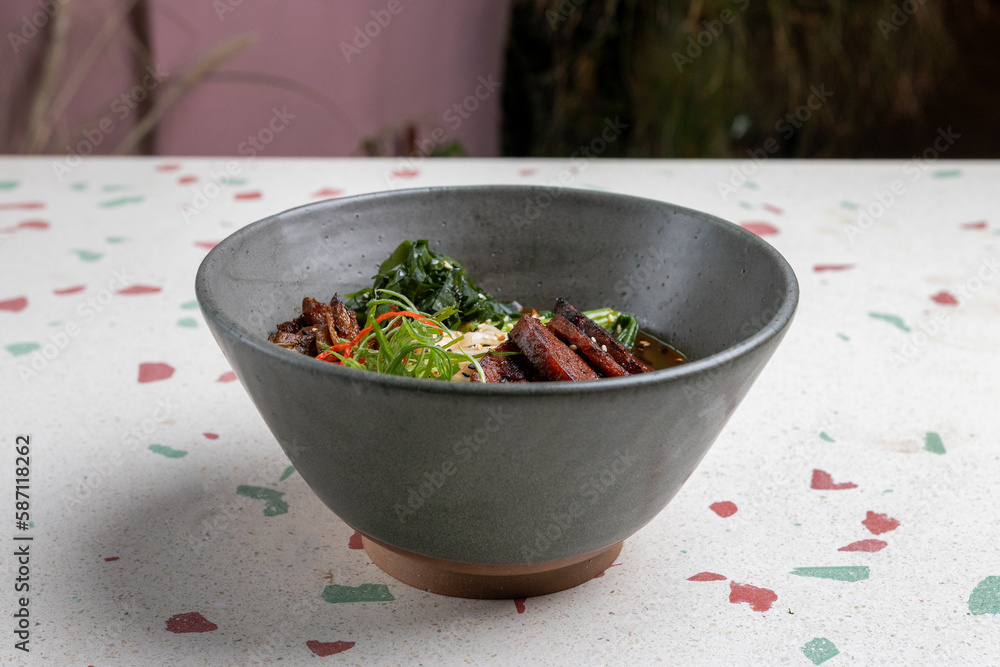 Ramen con chorizo, verdura sobre plato conico Stock Photo | Adobe Stock