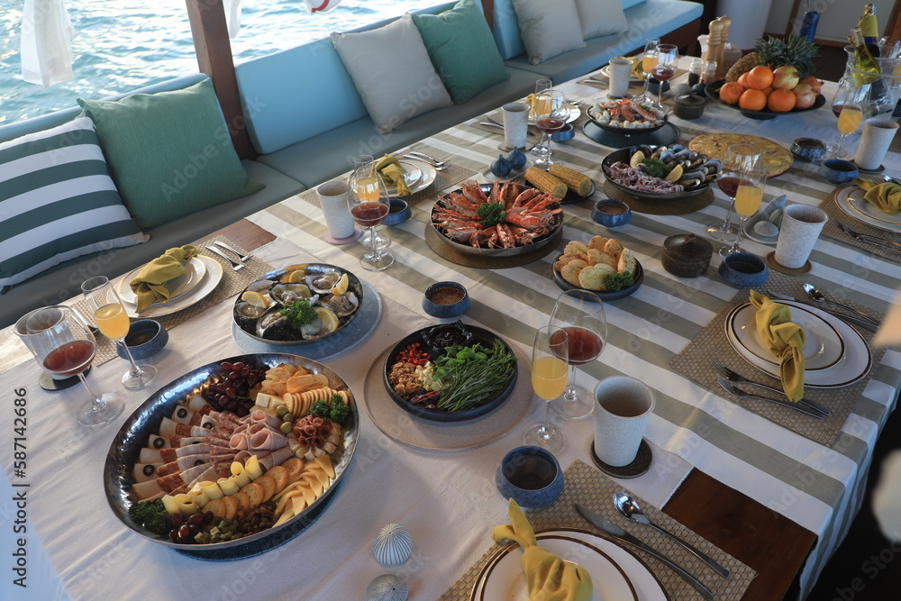 Stockfoto Dining table located on a cruise ship Tourist boats, seafood ...