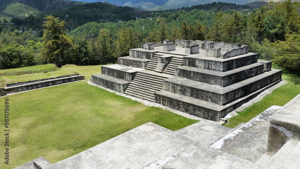Poster Templo piramidal, sitio arqueológico Zaculeu en Guatemala ...