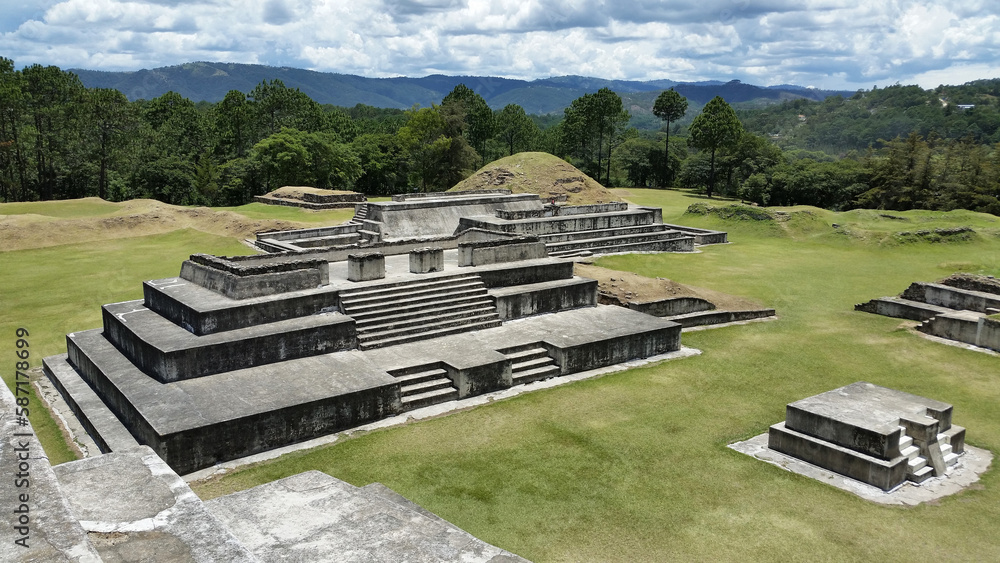 Plaza en las ruinas de Zaculeu, departamento de Huehuetenango en ...