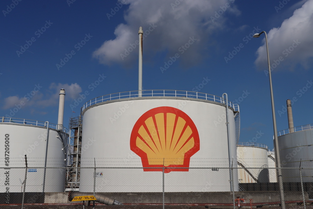 Storage tanks at Shell in Pernis in the port of Rotterdam Stock Photo ...