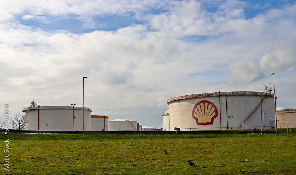 Storage tanks at Shell in Pernis in the port of Rotterdam Stock Photo ...