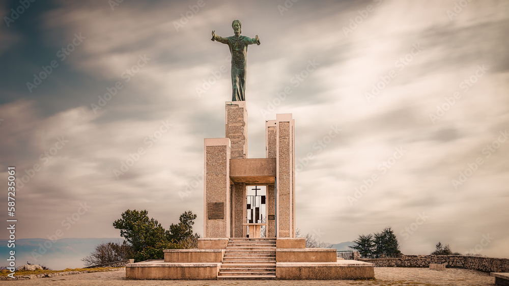 Foto de Jesus Christ the Redeemer Statue in Italy do Stock | Adobe Stock