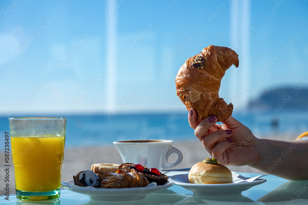 dettaglio di un amano che tiene un cornetto mentre fa la tipica ...