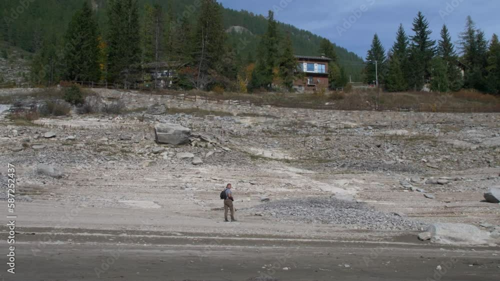 Vidéo Stock Italy, Ceresole lake. 10-04-2022. Man walks on the bottom ...