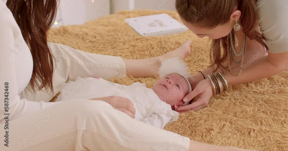 Vidéo Stock Hands of the nanny touching the head of the child on the ...