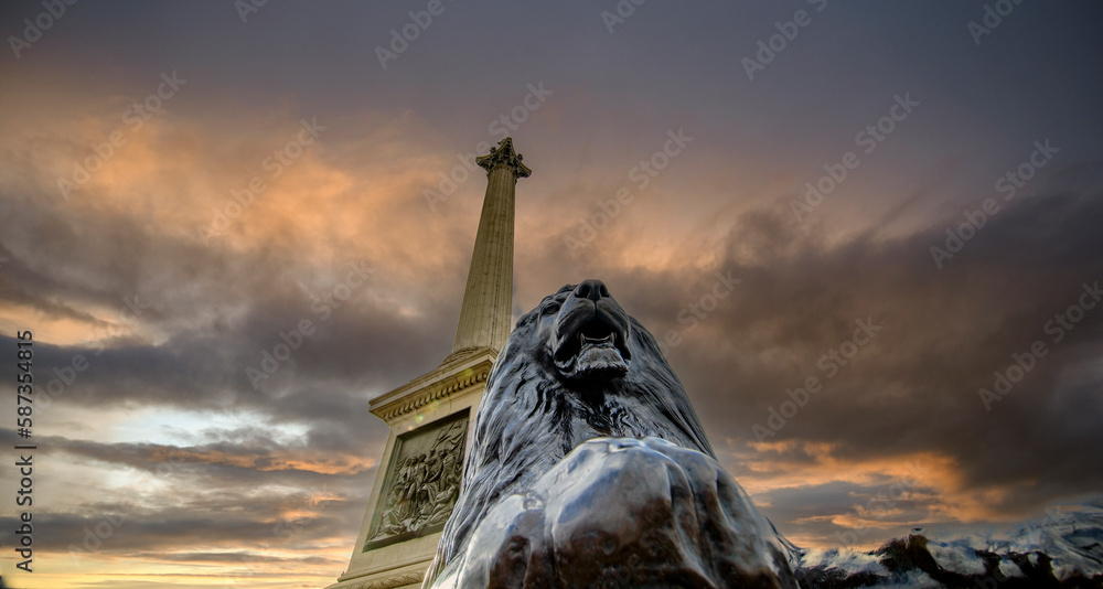 Statue of lion at the base of Nelson's Column, Trafalgar Sq. London ...