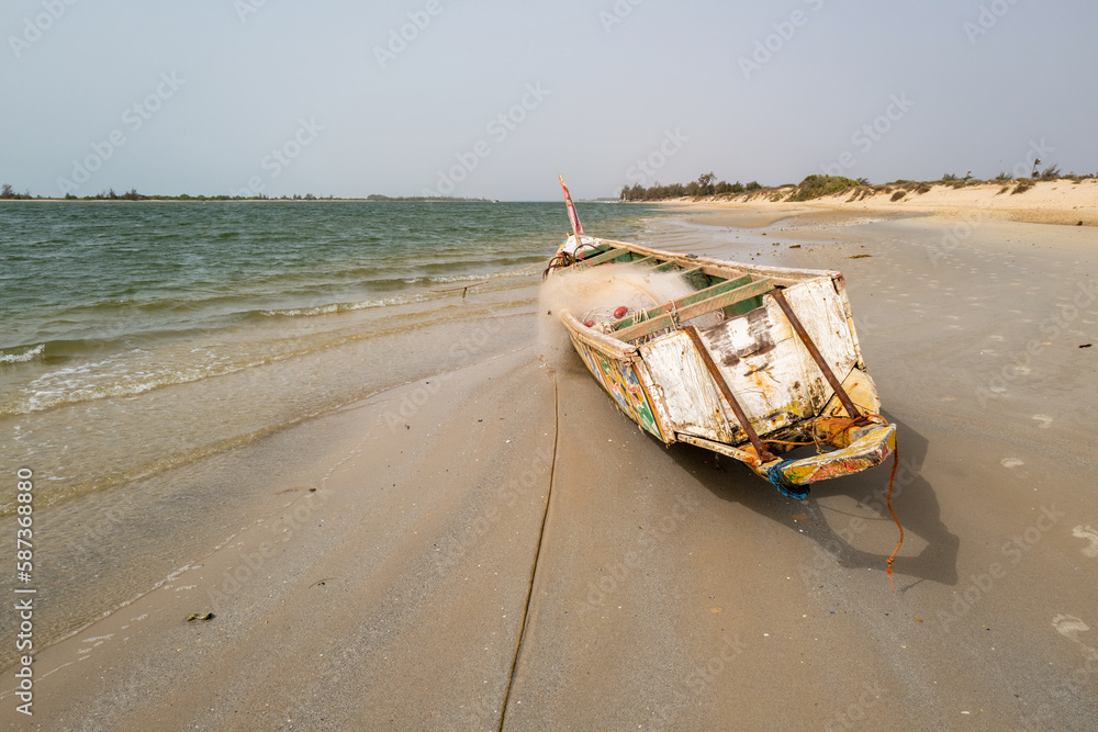 Poster une pirogue peinte échouée sur la plage au Sénégal en Afrique ...