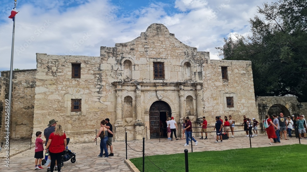 Foto de The Alamo is a former mission and iconic historical site in San ...