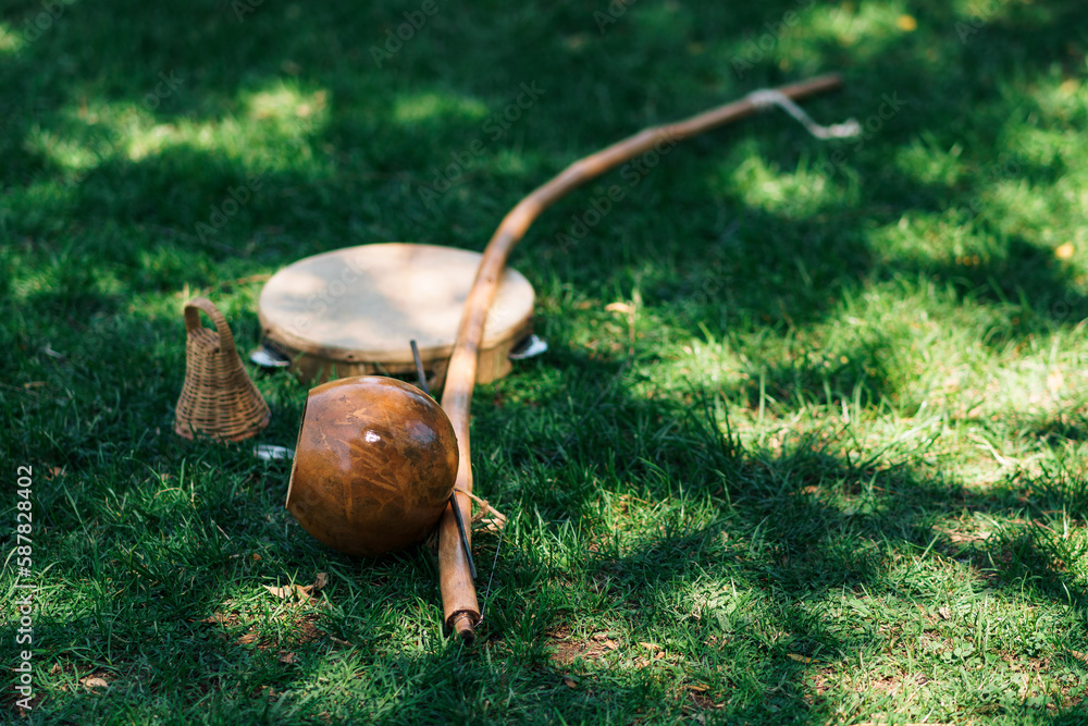 berimbau, instrumento musical brasilero para practicar y bailar ...