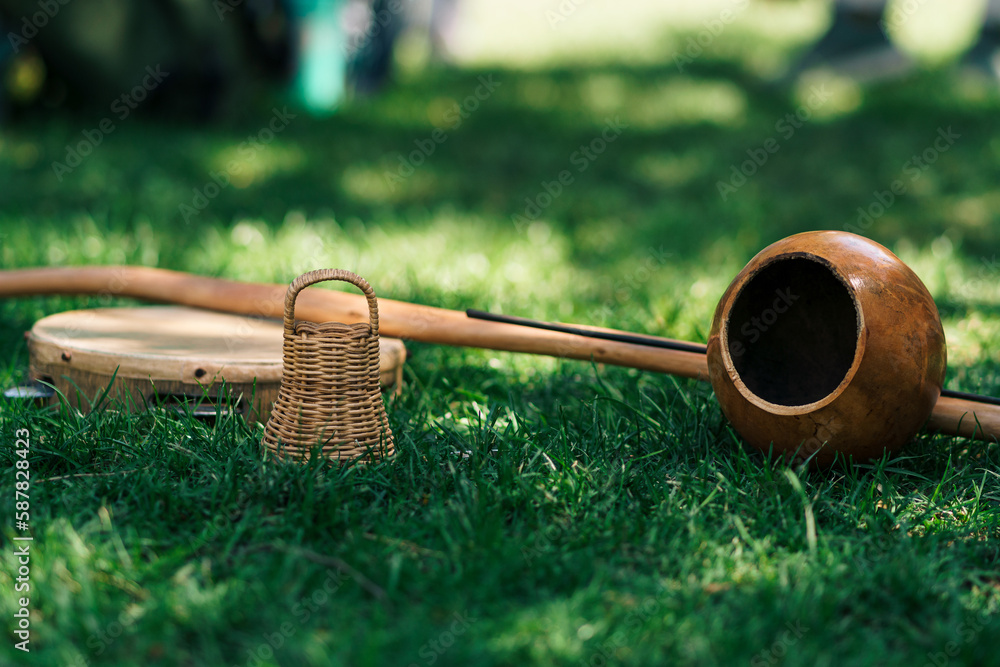 berimbau, instrumento musical brasilero para practicar y bailar ...