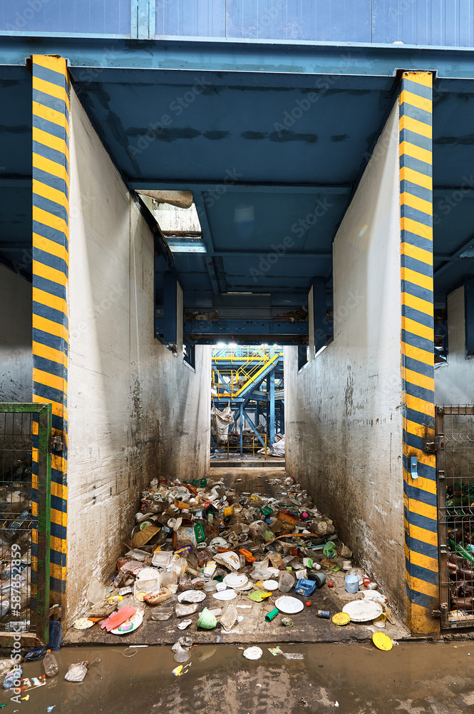 Accumulative hopper for plastic bottles, jars, disposable tableware ...