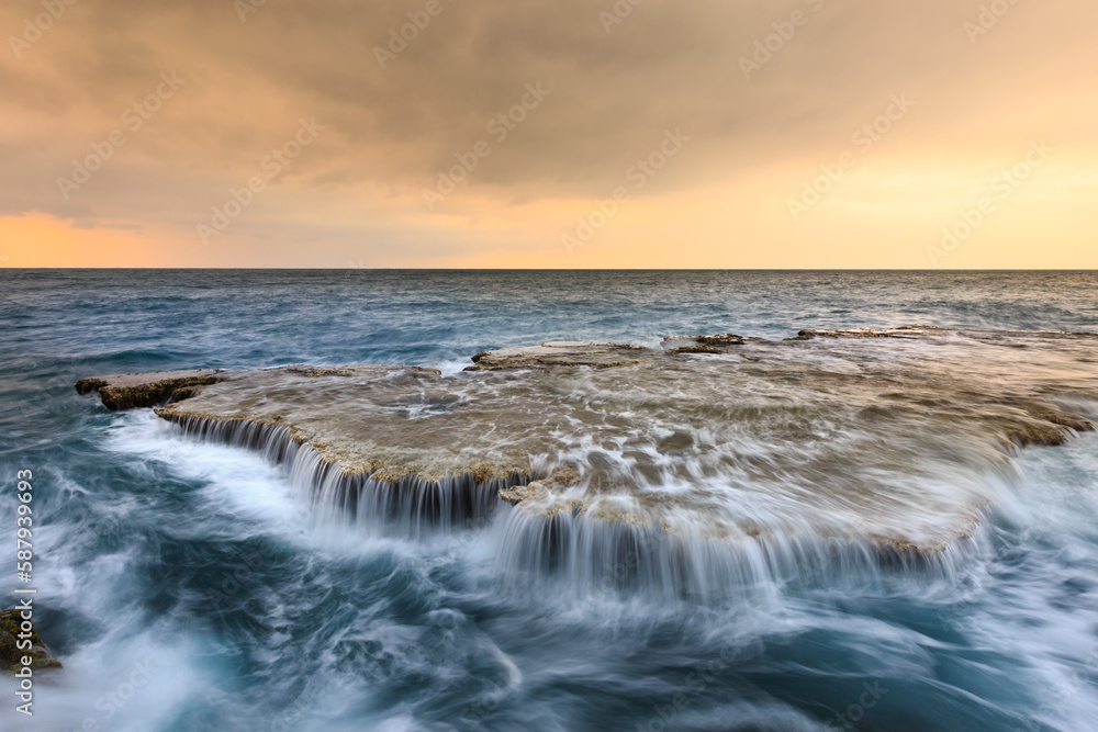 Waterfalls in the middle of the ocean. At the Hang Rai in the Chua ...