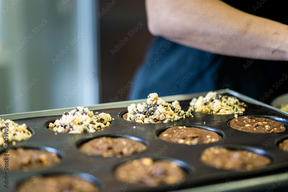 Préparation de cookies au chocolat dans une cuisine, la patte est posée ...