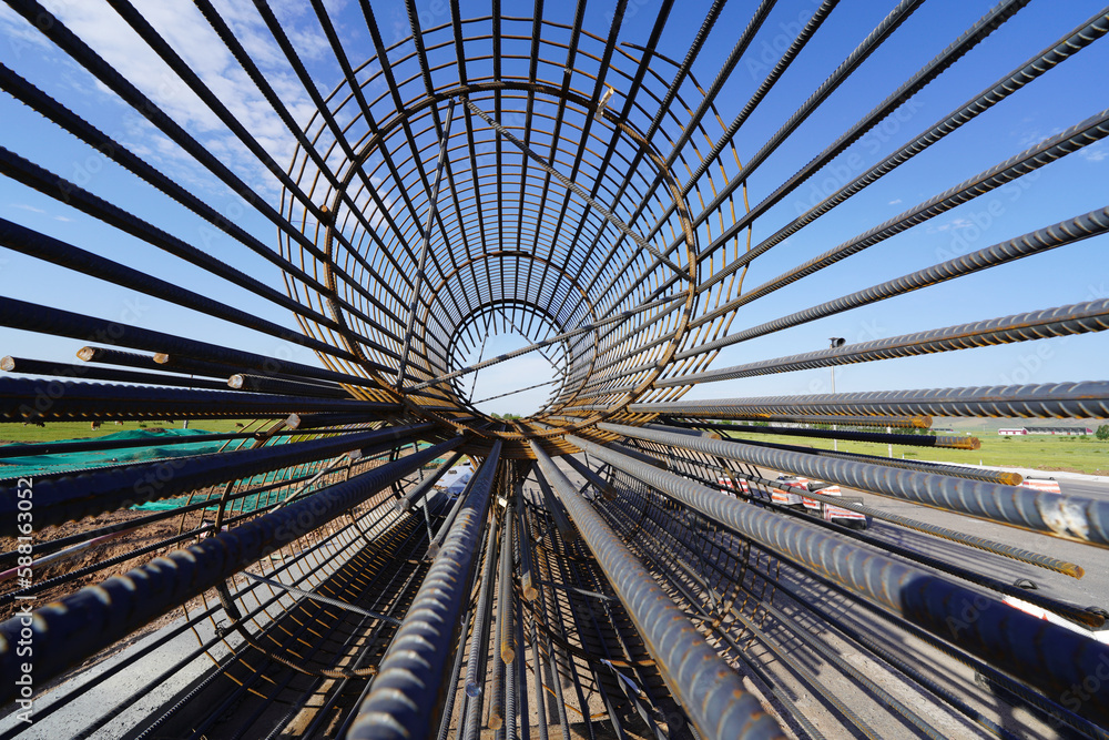 Rolls of steel wire mesh for building construction，A grid of steel bars ...
