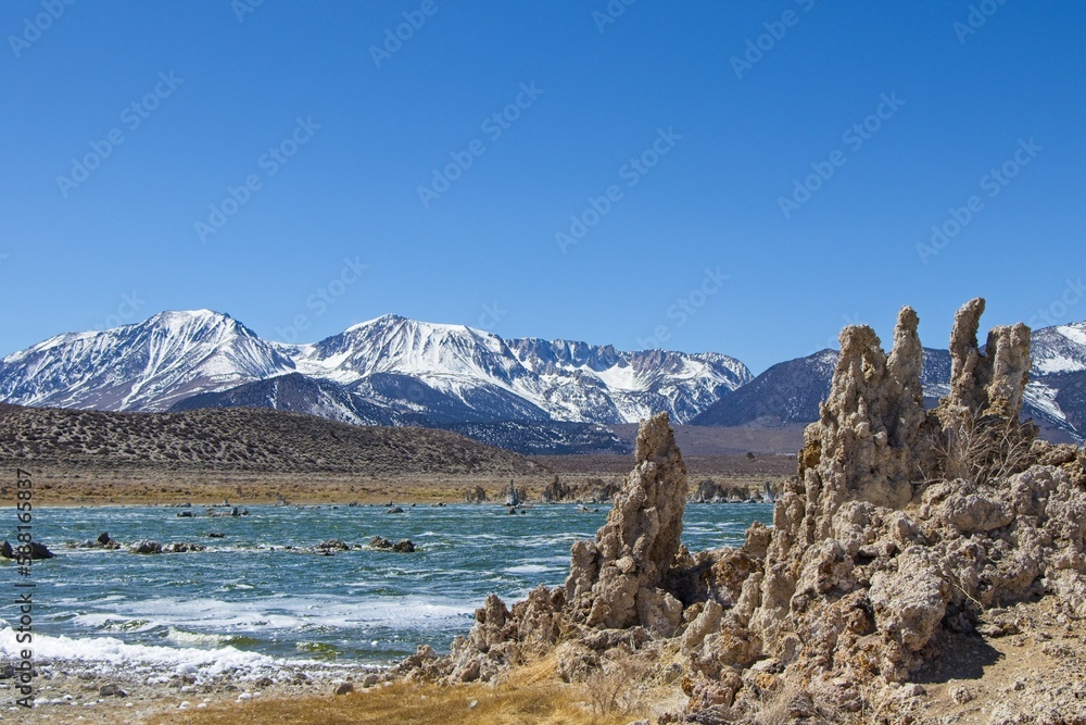 Foto de Strange "tufa" spires rise from Mono Lake, some of the remains ...