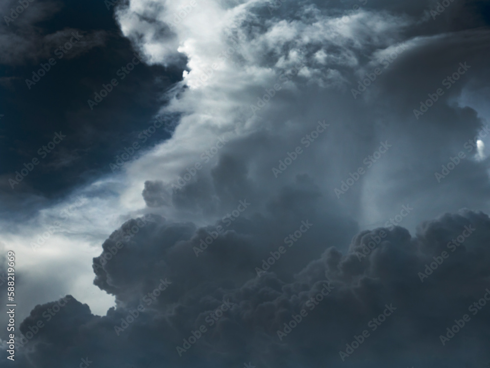 Fotografia do Stock: Dramatic dark storm thundercloud rain clouds on ...