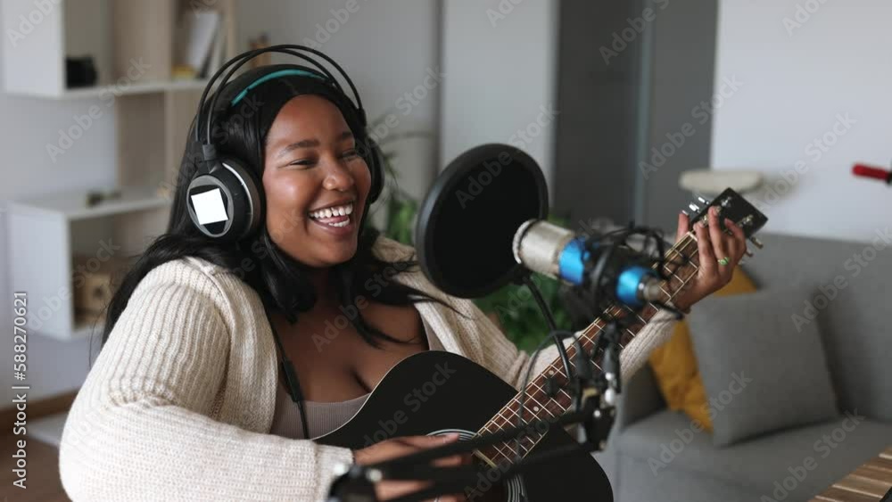 Video Stock Young woman sitting at table with microphone and singing ...