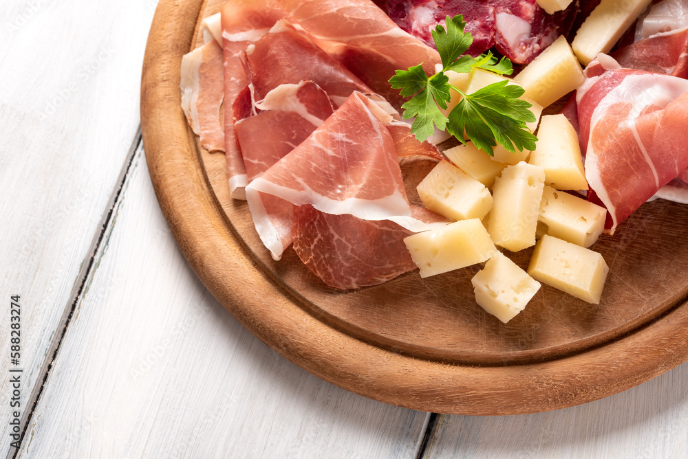 Tagliere con prosciutto e formaggio italiani Stock Photo | Adobe Stock