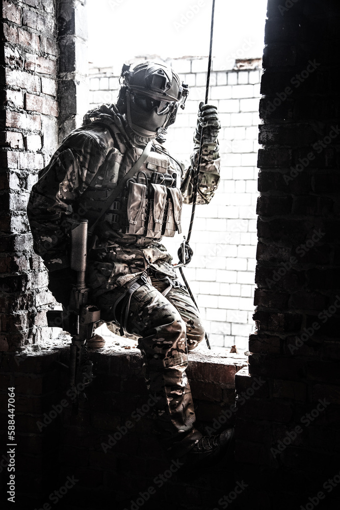 Foto de Black and white image of rappeller - police officer or soldier ...