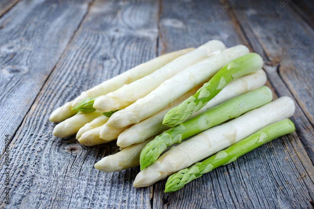 Frischer roher weißer und grüner Spargel angeboten als close-up auf ...