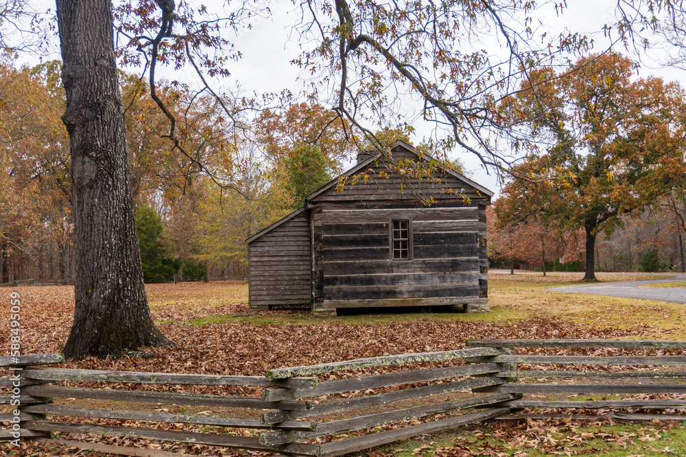 Fotografia do Stock: Log cabin marks the site of Grinder’s Stand where ...